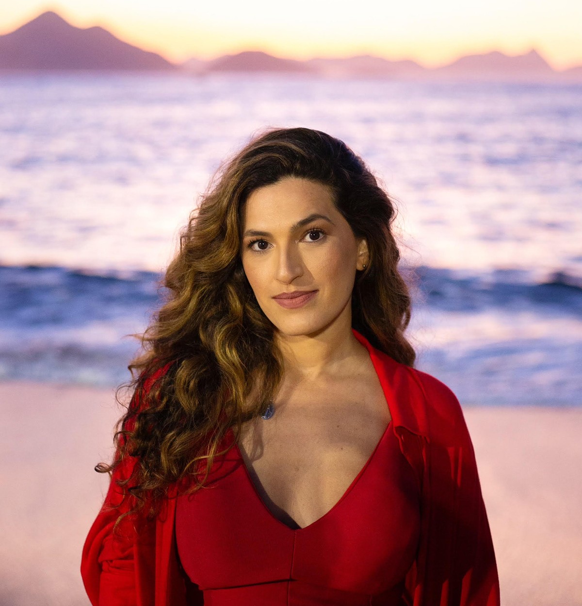 Maria Almada agenda para 2024 álbum autoral com brasilidade romântica e ...
