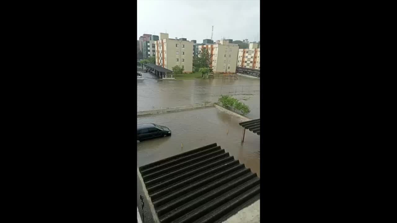 Chuva alaga ruas na Zona Leste de São Paulo nesta segunda-feira | G1