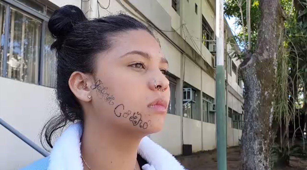 'As pessoas me culpavam’, diz jovem tatuada à força no rosto pelo ex ...