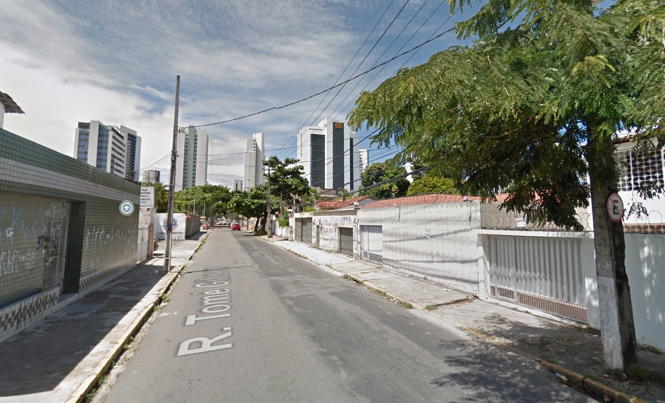 Obra para sistema de drenagem bloqueia rua no Pina, na Zona Sul do ...
