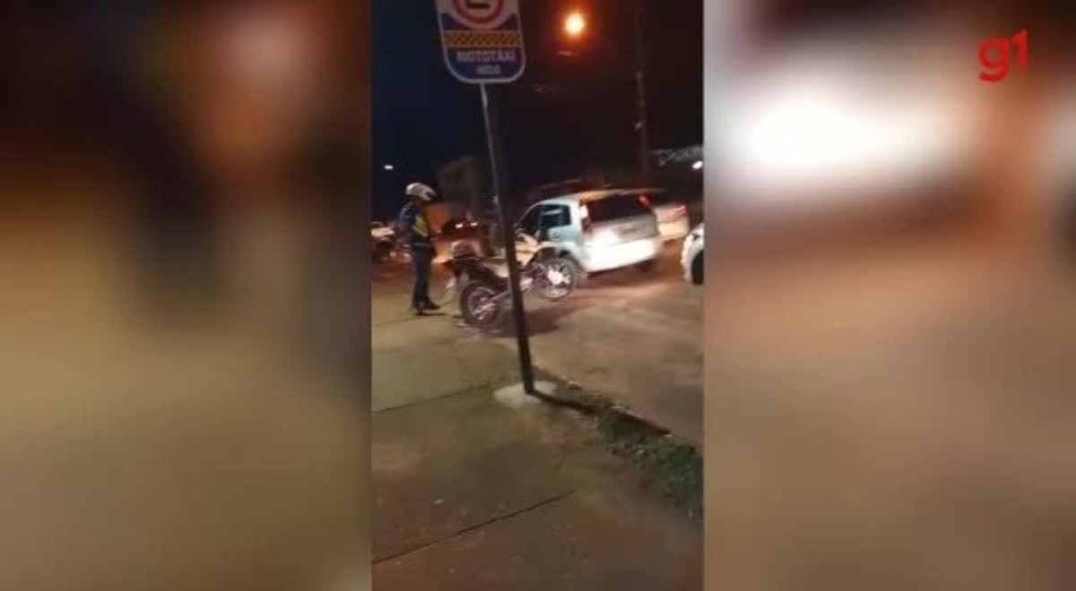VÍDEO: motorista dá marcha à ré e atropela mototaxista no acostamento em Santarém | Santarém e ...