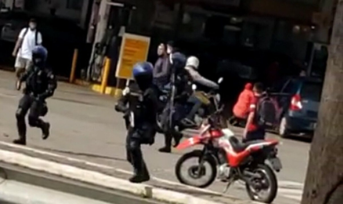 Família No Meio De Tiroteio Filma Vários Disparos Durante Assalto Em