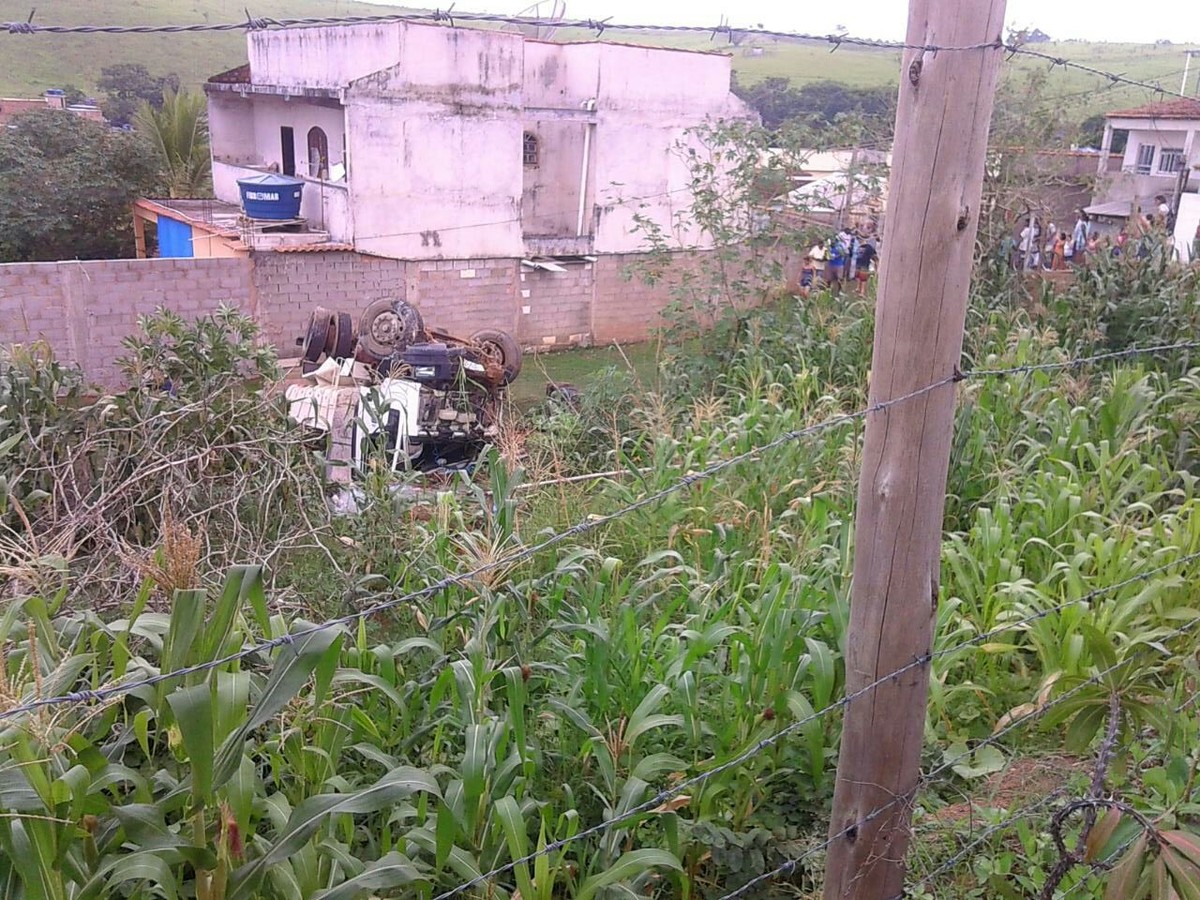 Dois ficam feridos em acidente entre carro e caminhão na RJ-145, em ...
