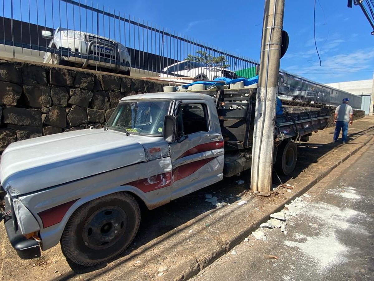 Caminhão perde o freio, desvia de pedestres e bate em muro em avenida de Piracicaba | Piracicaba ...