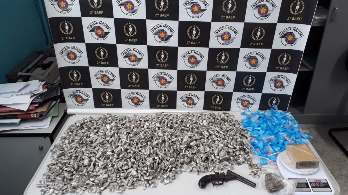 Policia Militar Realiza Operação E Apreende Armas E Drogas Em São