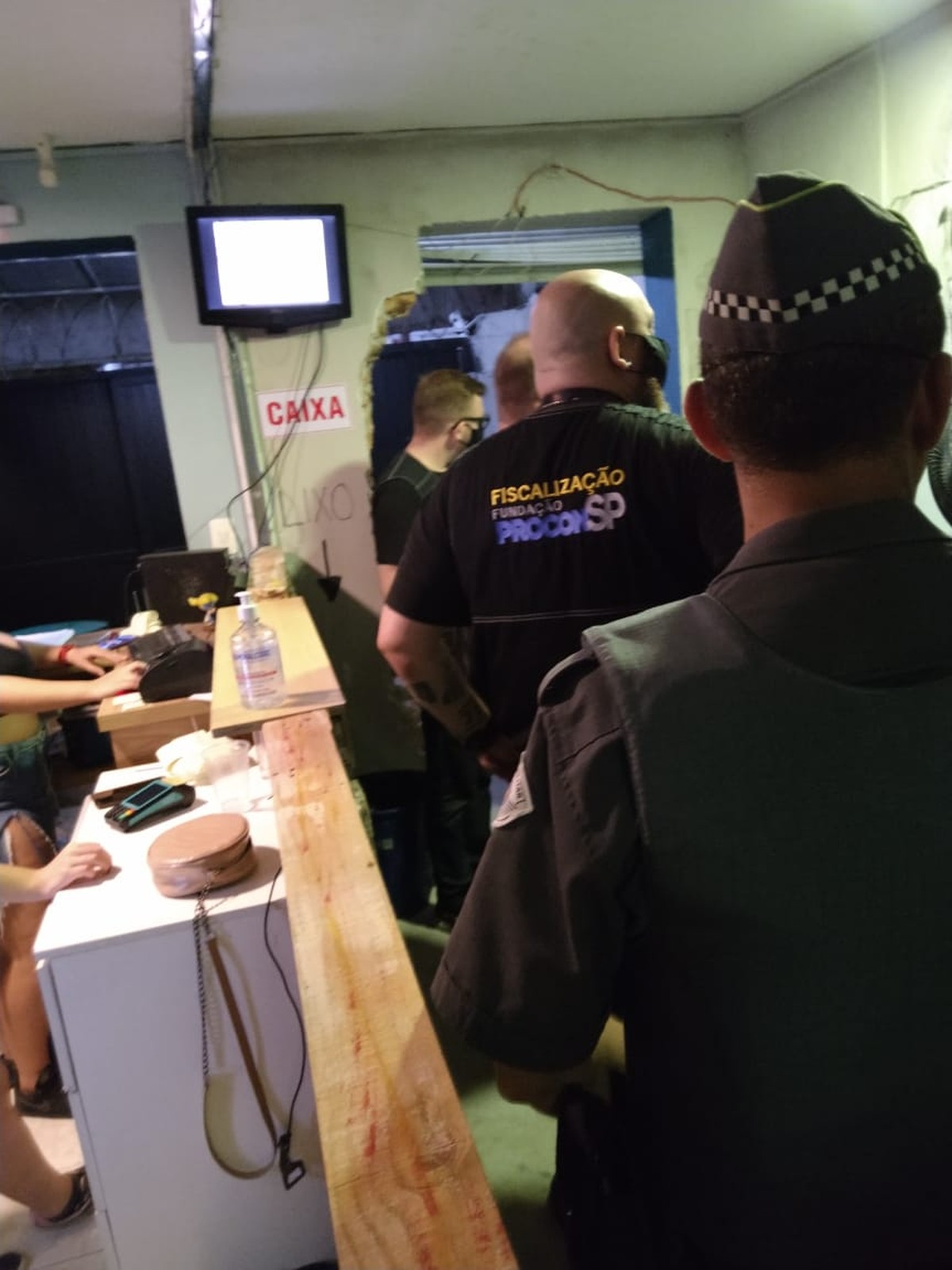 Bar esconde clientes em 'quartinho' para fugir da fiscalização em ...