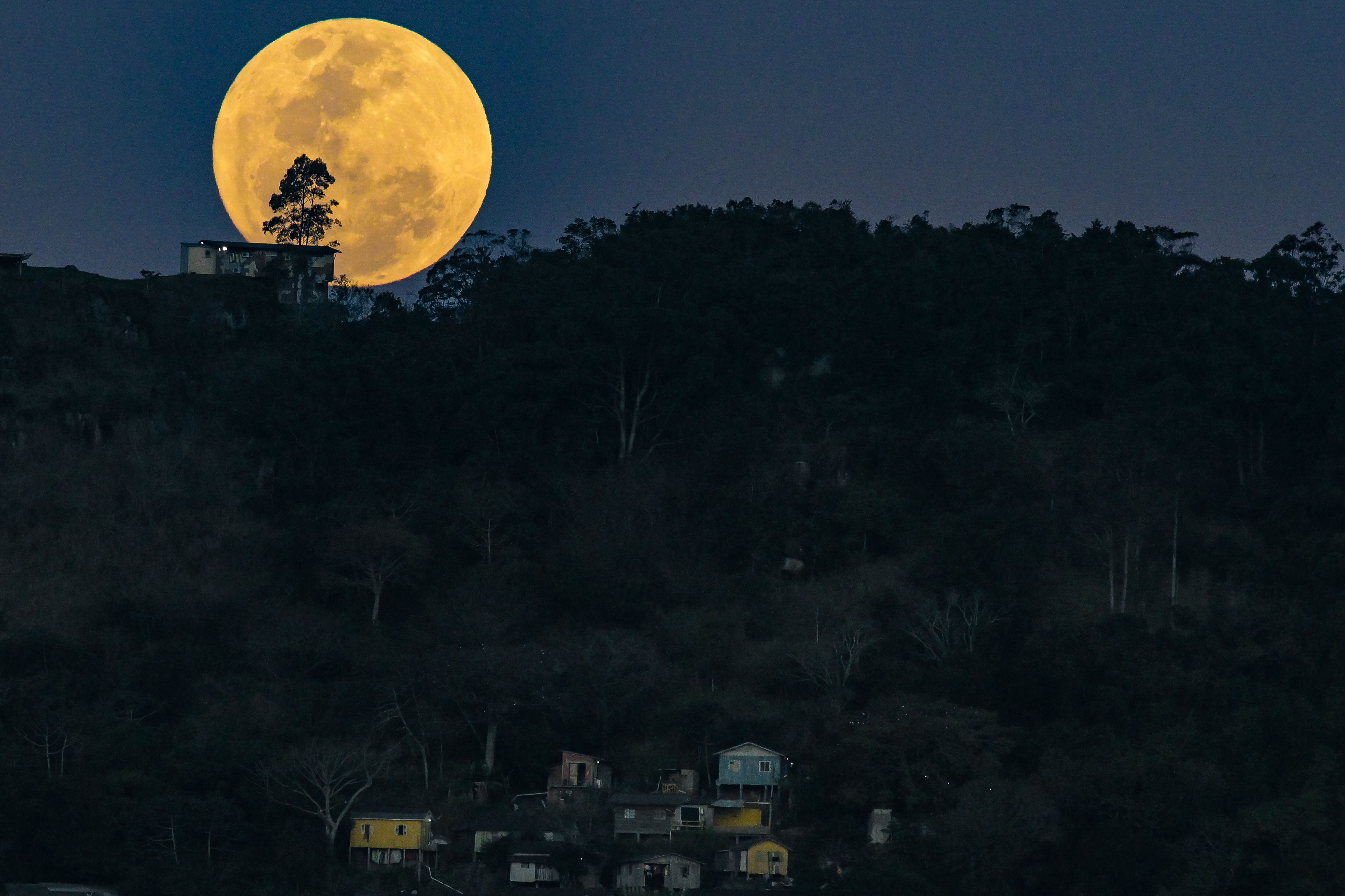 Superlua azul: veja fotos e explicação do fenômeno que faz a Lua ficar ...