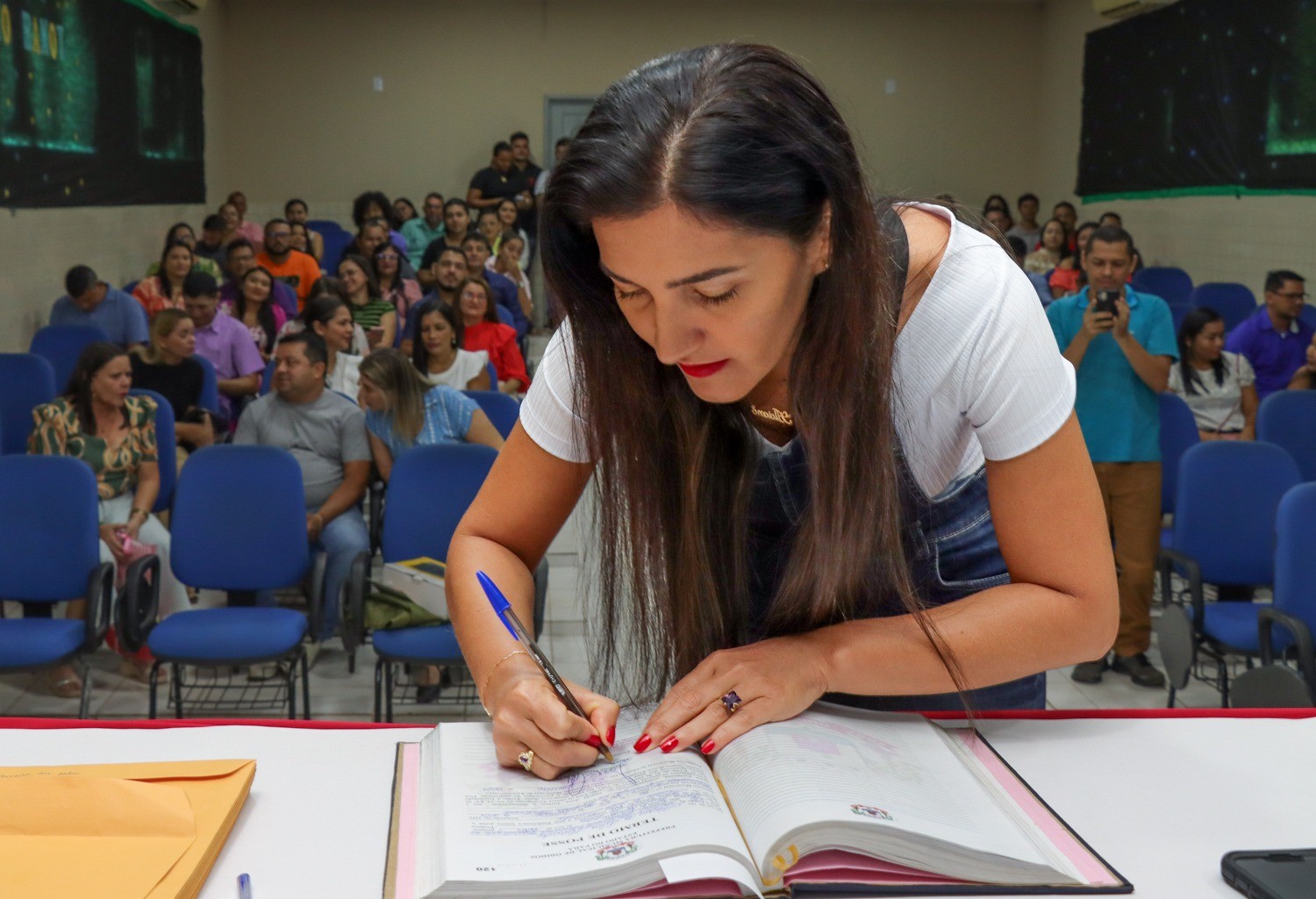 Aprovados em concurso público para cargos da educação tomam posse no ...