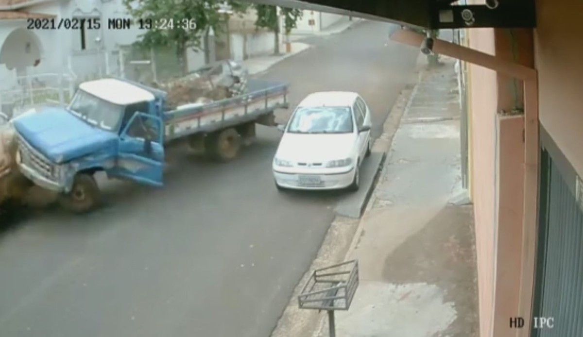 Caminhão sem motorista desce rua desgovernado e bate em poste e caminhonete; vídeo ...