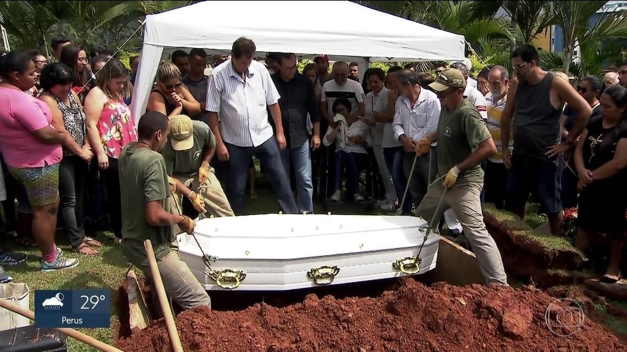 Mãe passa mal no enterro da filha que morreu queimada pelo namorado em ...