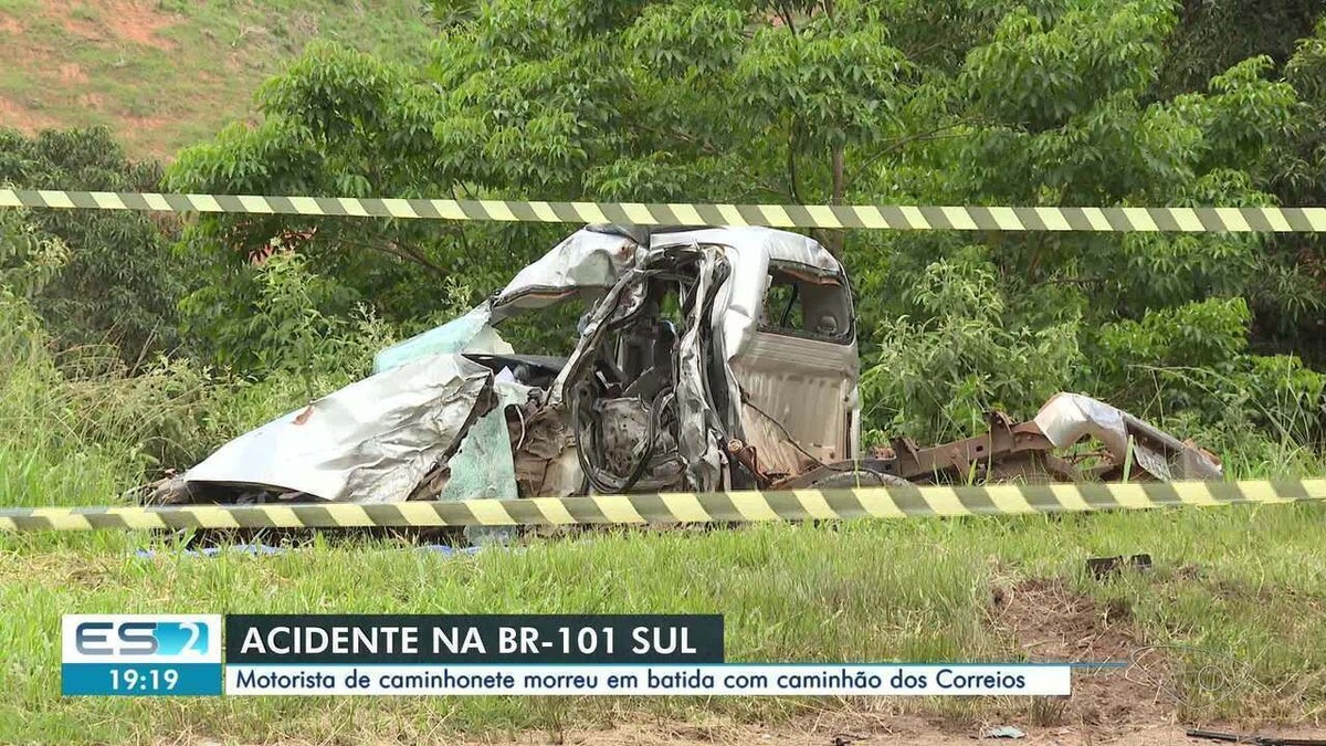 Acidente entre carreta dos Correios e caminhonete deixa um morto na BR-101 | Espírito Santo | G1
