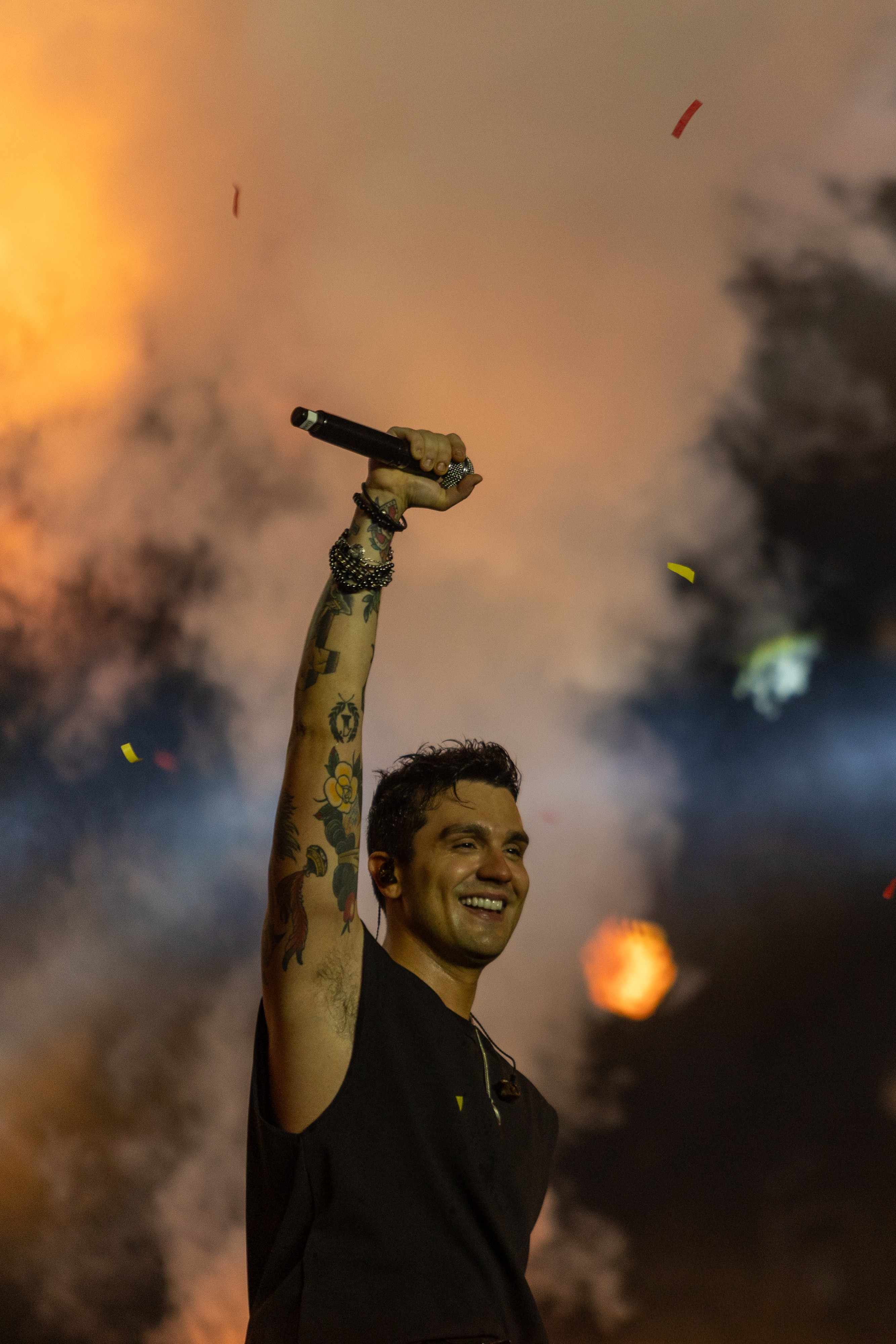 De cartaz até sutiã: Luan Santana nota fãs e comemora 18 anos de ...