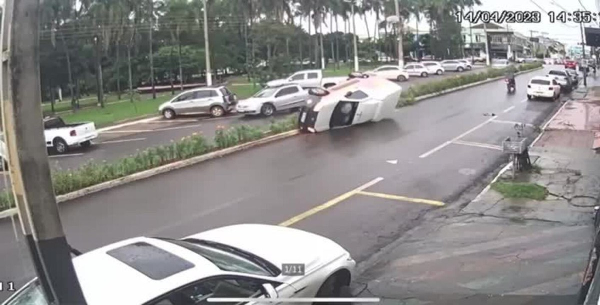 Motorista sai ileso após carro bater em outro veículo e capotar, em Jataí; vídeo | Trânsito GO | G1