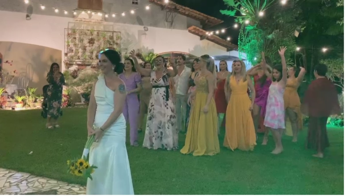 Namorado do ator Jesuíta Barbosa pega buquê de noiva em casamento no ...