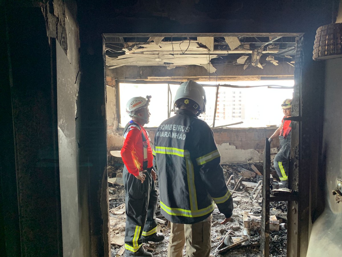 Sistema de combate a incêndios de prédio com apartamento que pegou fogo ...