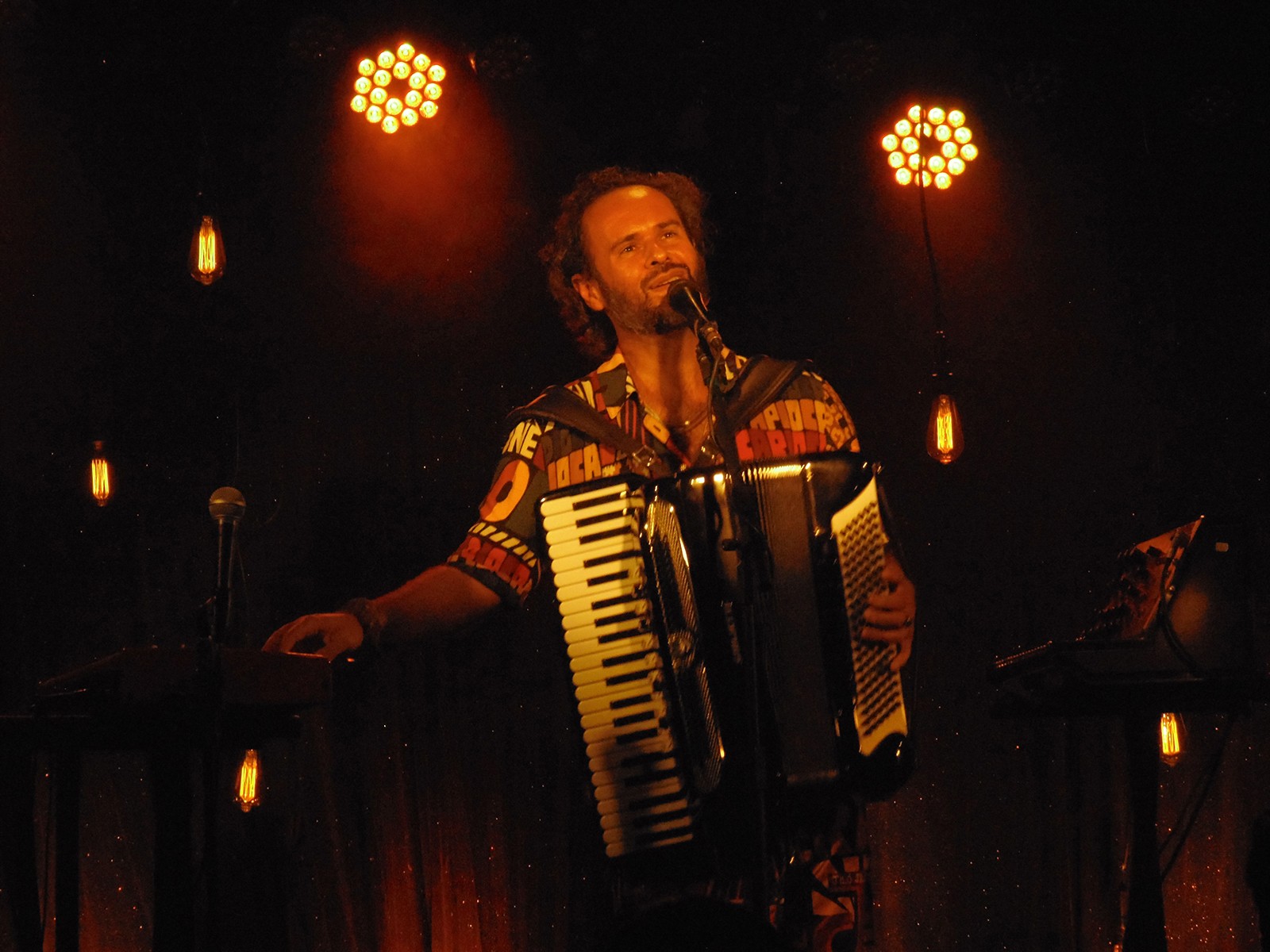 Marcelo Jeneci se garante como 'one man show' ao voltar aos palcos para ...