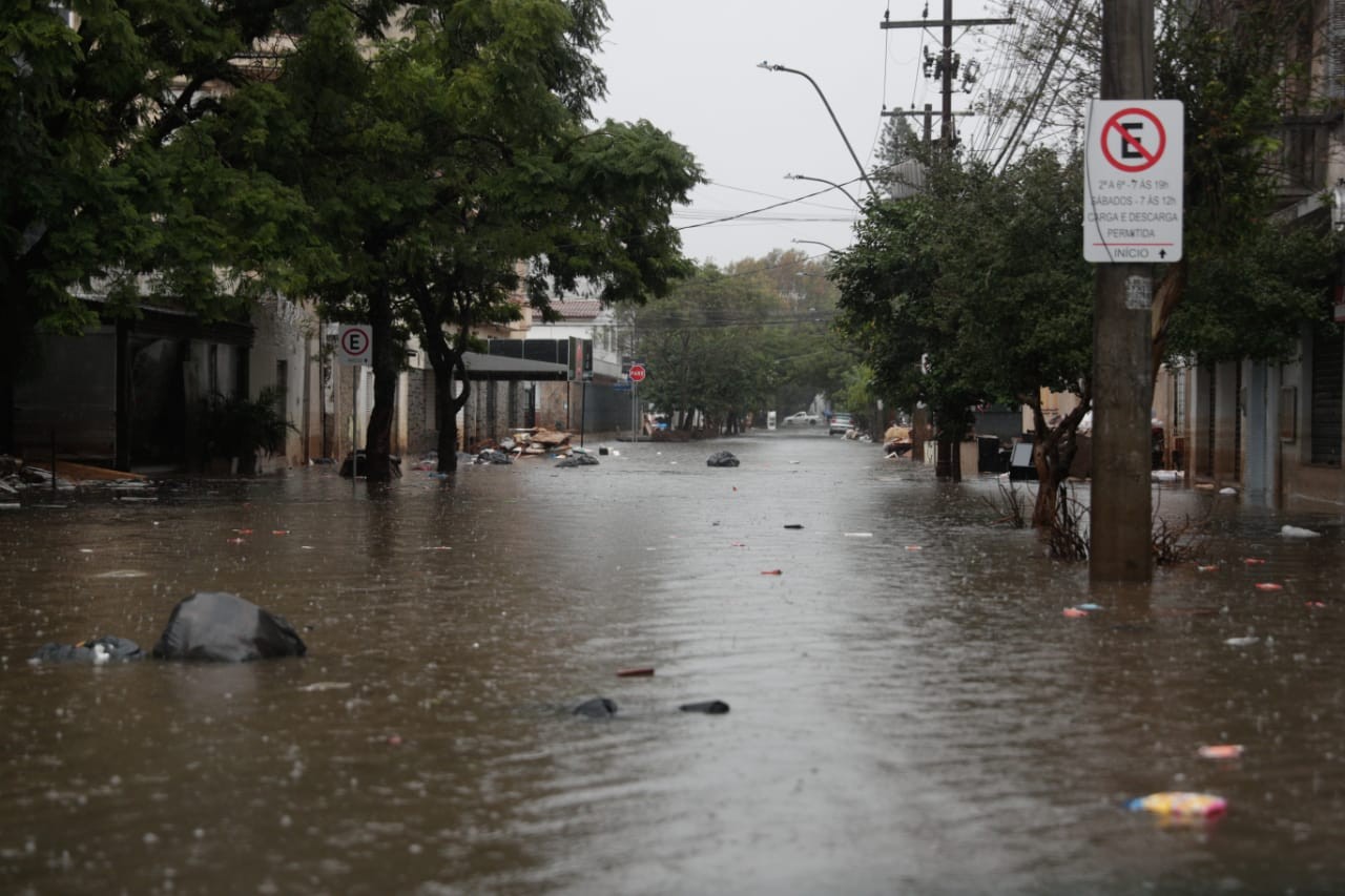 Chuva volta a provocar alagamentos em Porto Alegre; água sobe de bueiros e afeta novas regiões ...