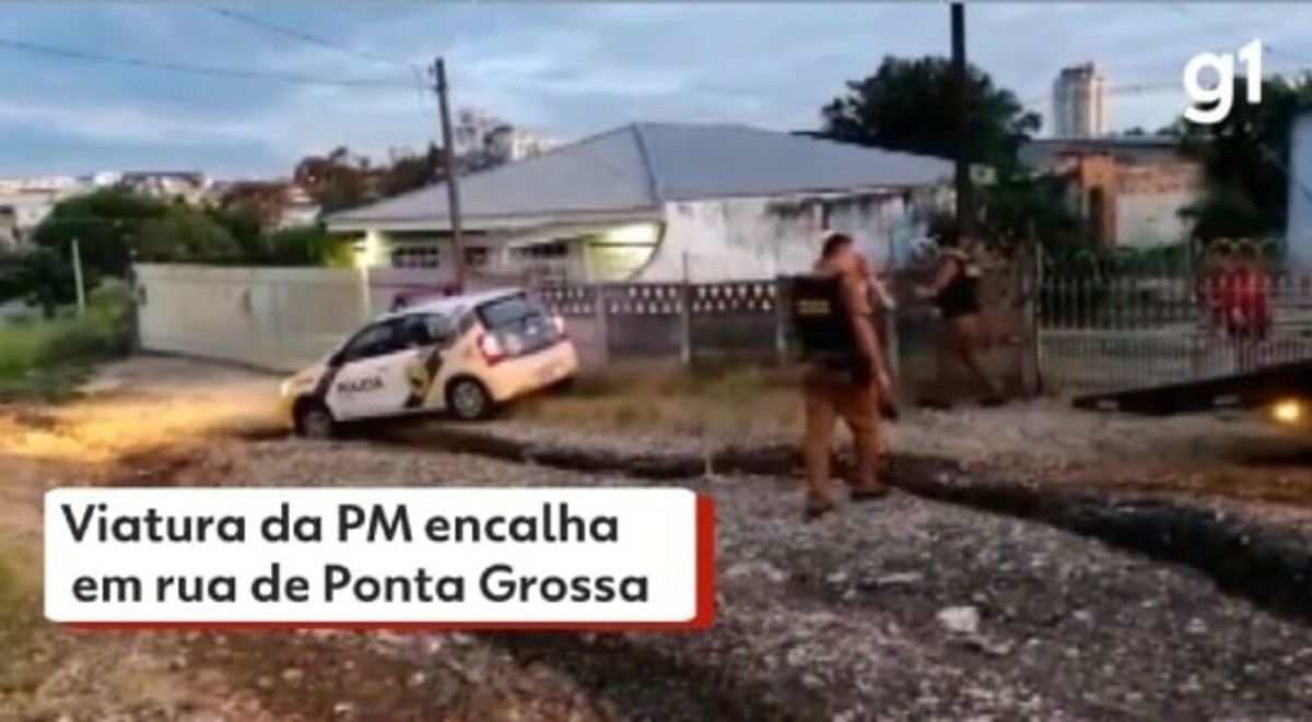 VÍDEO: Viatura da PM fica entalada em valeta de rua sem asfalto em ...