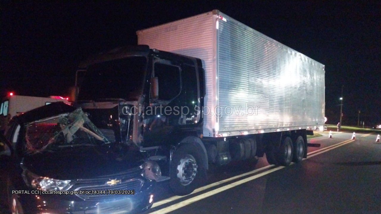 Motorista morre e passageiro fica gravemente ferido em acidente entre carro e caminhão em ...