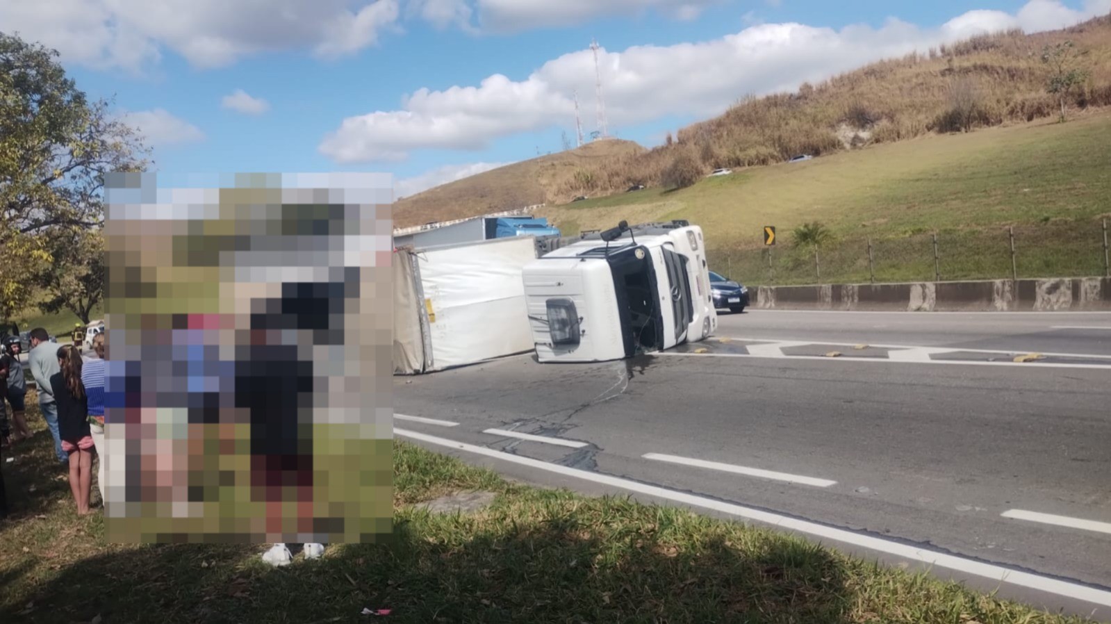 Motorista fica ferido após carreta tombar na Via Dutra, em Barra Mansa | G1