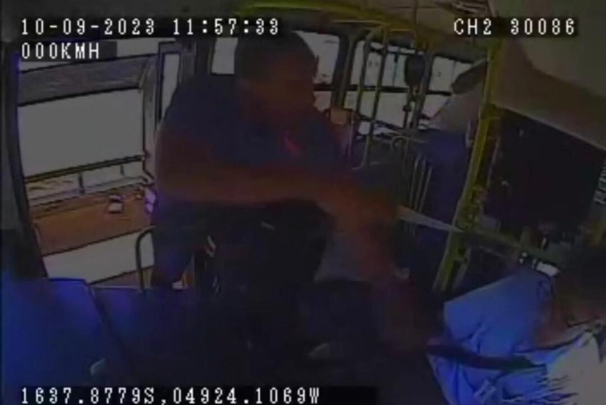 Motorista é esfaqueado por passageiro dentro de ônibus do transporte público; vídeo | Goiás | G1