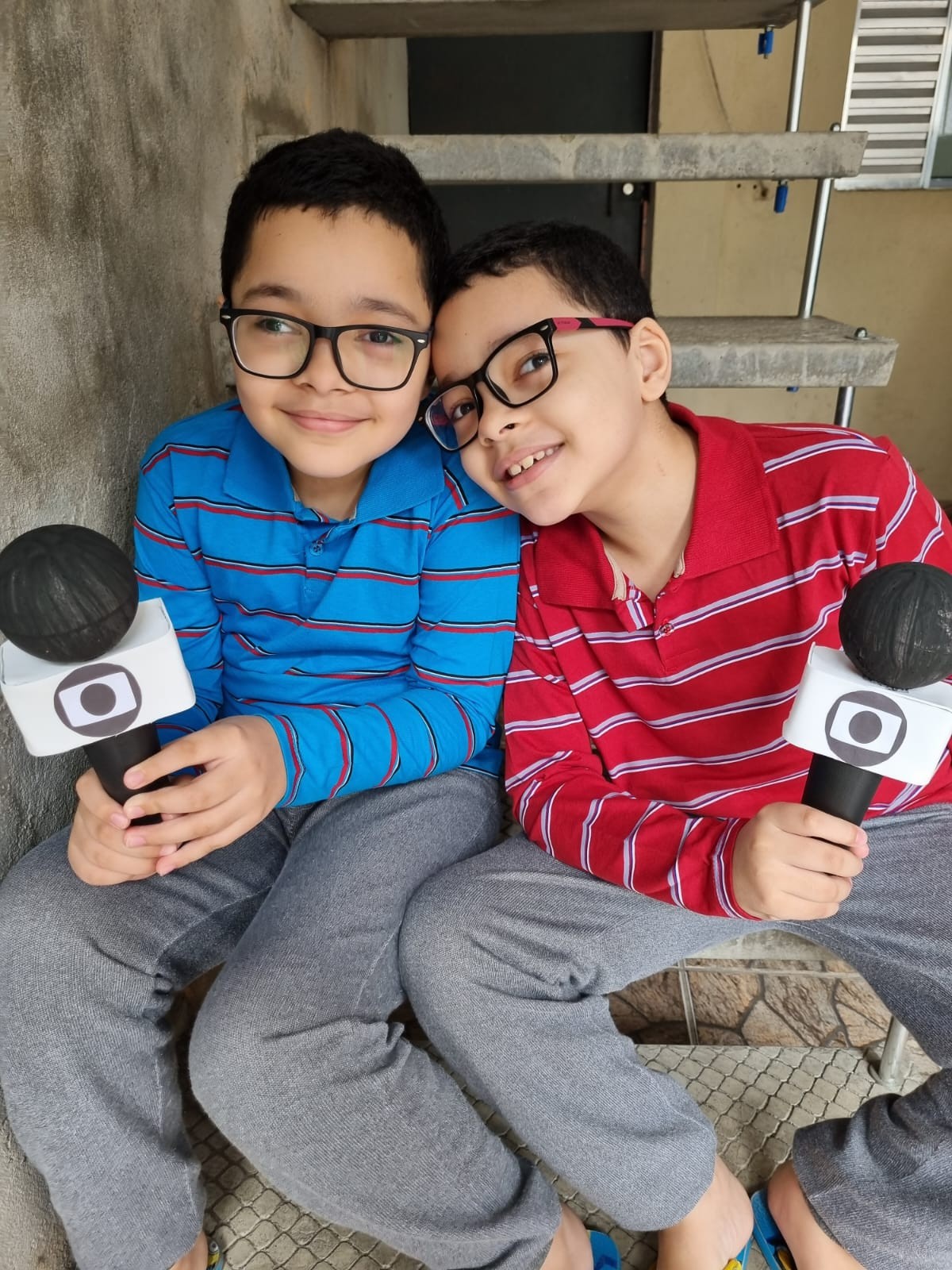 Gêmeos com autismo se apaixonam pela Rede Globo, e fascínio os leva a ...