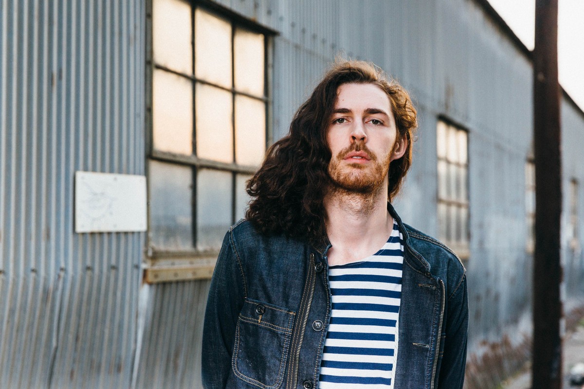 Hozier volta com blues indie rock, seis anos após fazer sucesso com ...