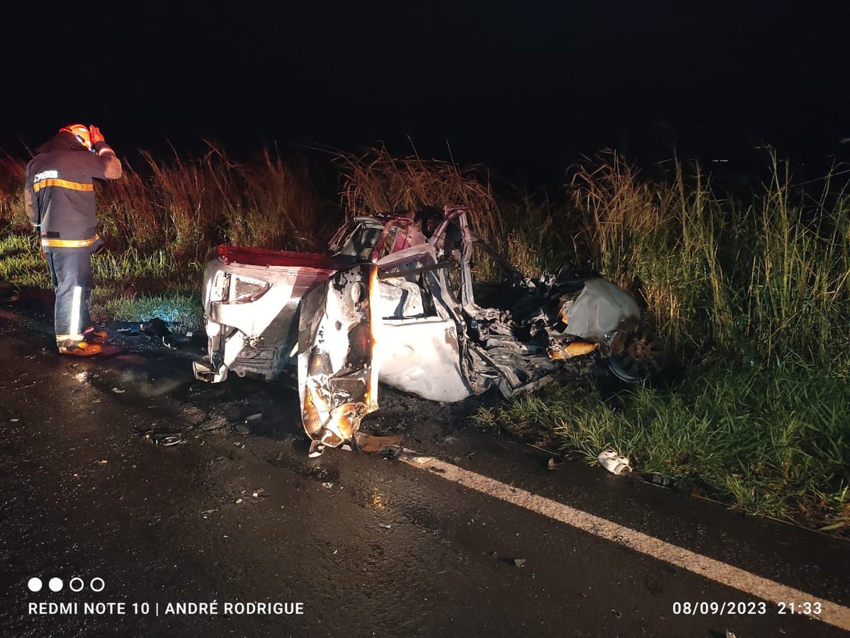 Motorista morre carbonizado após bater carro na traseira de caminhão na PR-557, em Diamante do ...
