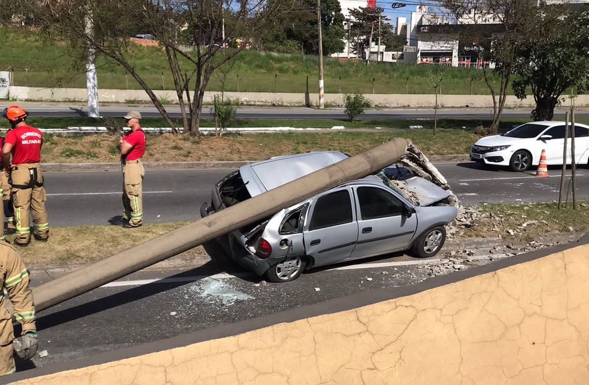 Carro bate em poste na Avenida dos Trabalhadores, em Volta Redonda | G1