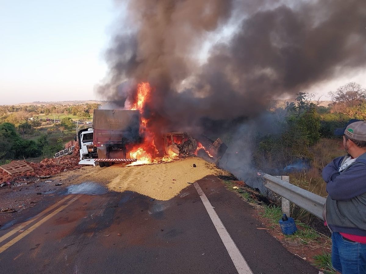 Três carretas se envolvem em acidente na MS-112, pegam fogo e um motorista morre carbonizado ...