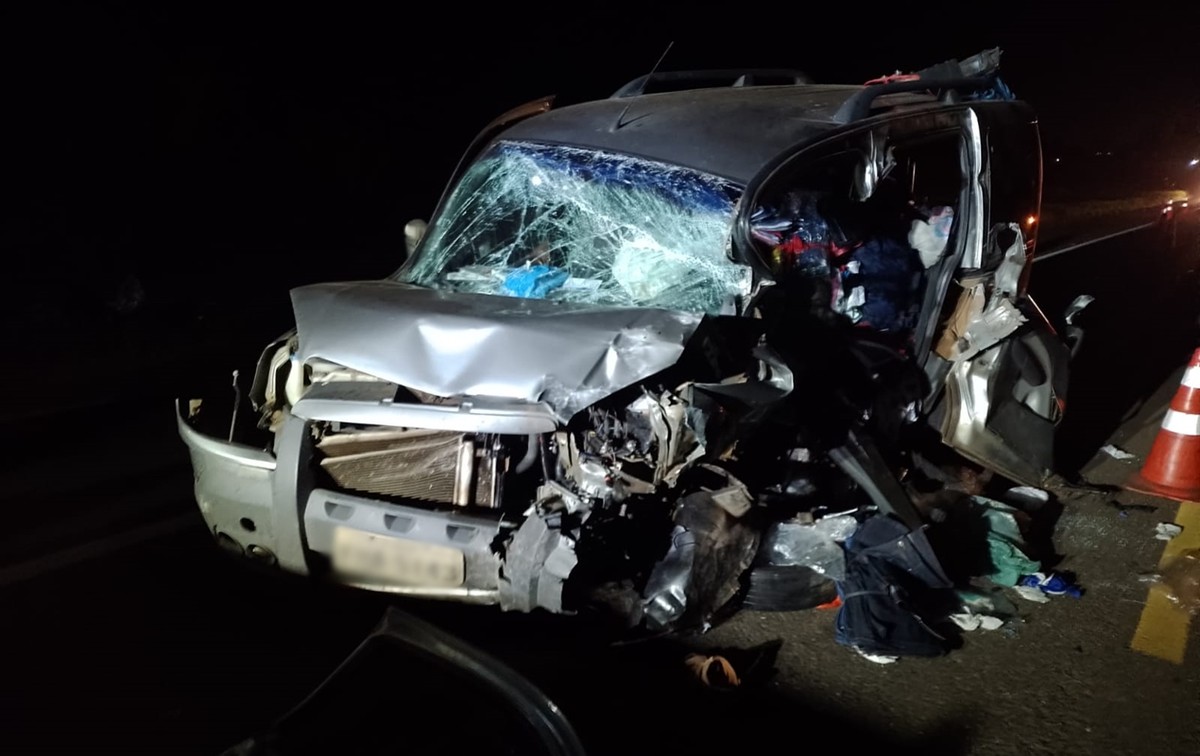 Motorista tenta ultrapassar caminhão e morre após bater de frente com carro em rodovia de ...
