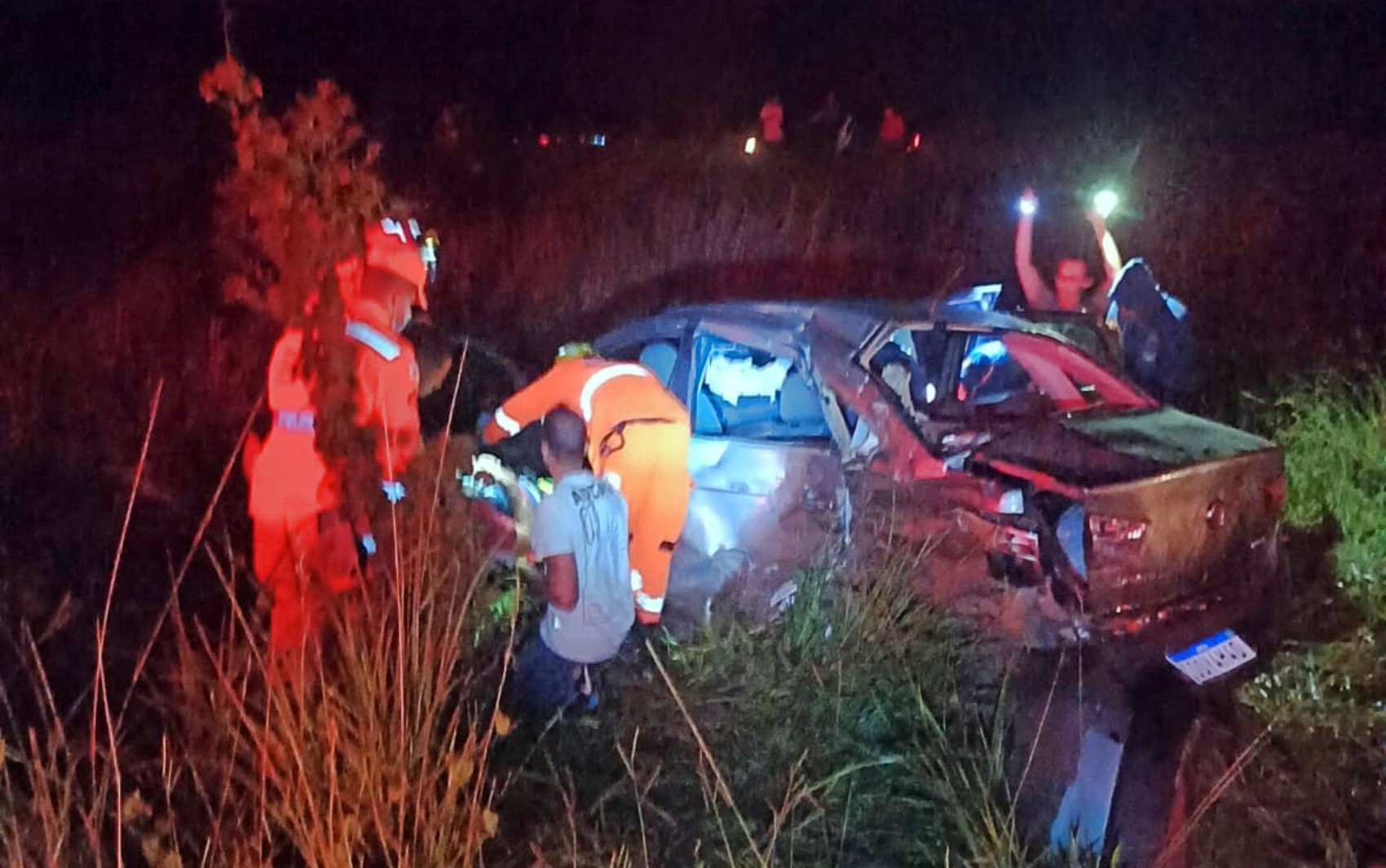 Casal fica ferido após batida frontal entre dois veículos na MGC-267, entre Campestre e Machado ...