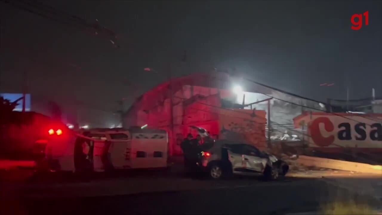Dois postes são derrubados e viatura fica de lado após acidente durante ...