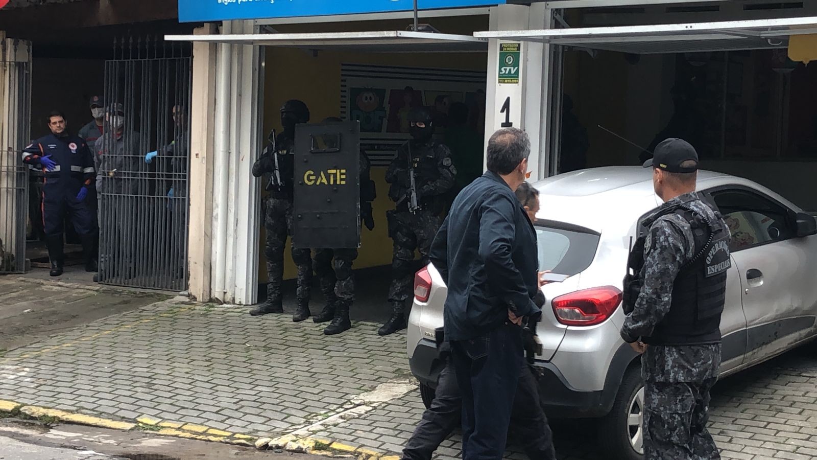 Assaltantes em fuga são presos pela PM após invadirem escola e fazerem ...