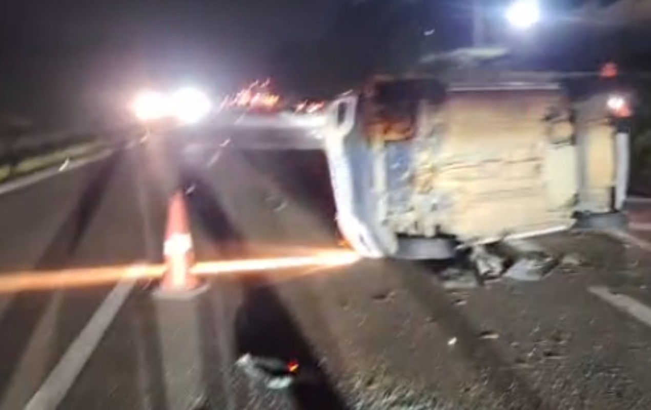 Motorista embriagado capota carro e deixa duas pessoas feridas | G1