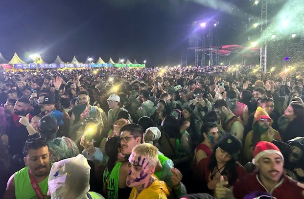 FOTOS E VÍDEOS: Corso da Tusca tem shows com reprodução de meme e ...