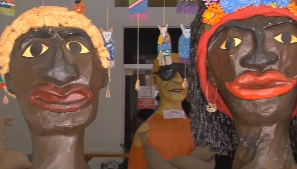 Bonecos gigantes atraem milhares de turistas para o carnaval em ...