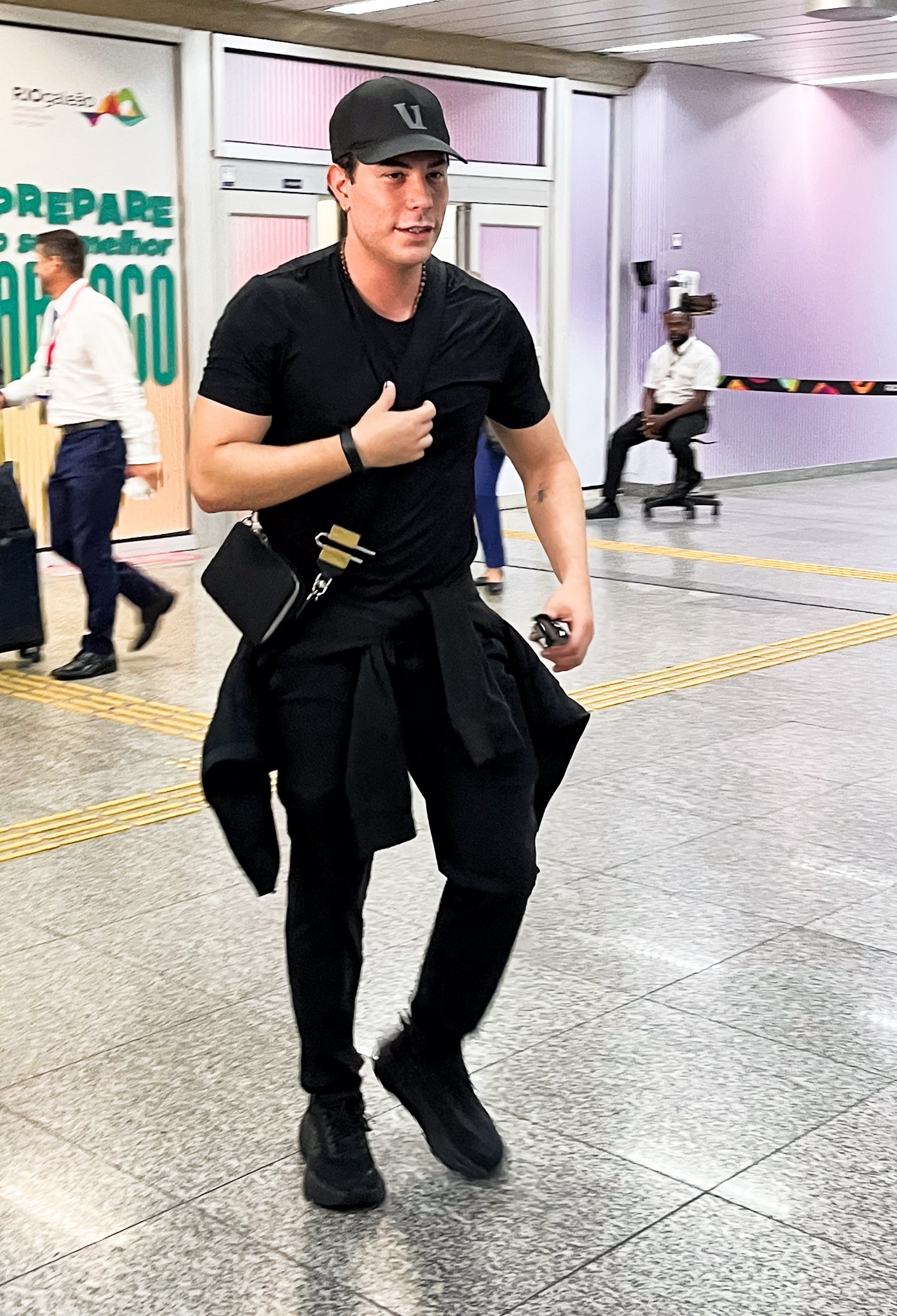 Christian Chávez, do RBD, desembarca no Rio, onde fará show e desfilará ...