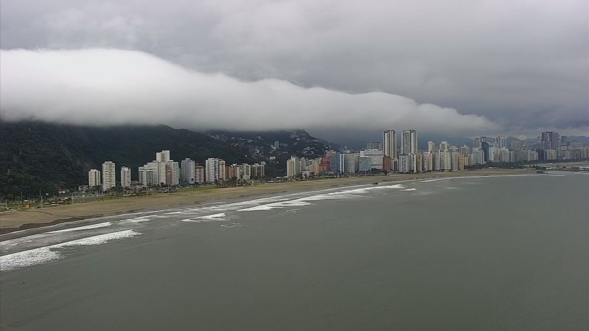 Rara 'nuvem rolo' aparece e chama atenção no céu do litoral de SP ...