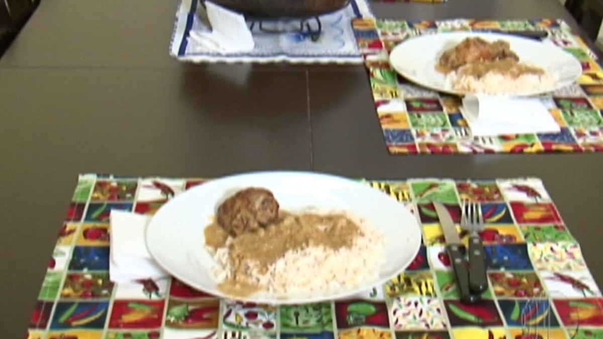 Padre da República Democrática do Congo ensina a preparar prato típico ...