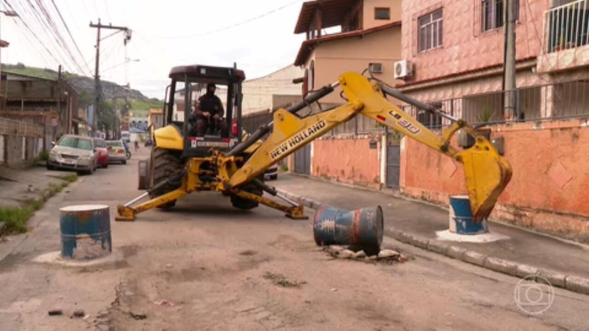 Barris com concreto, valas e muros com buraco para fuzil: bandidos ...