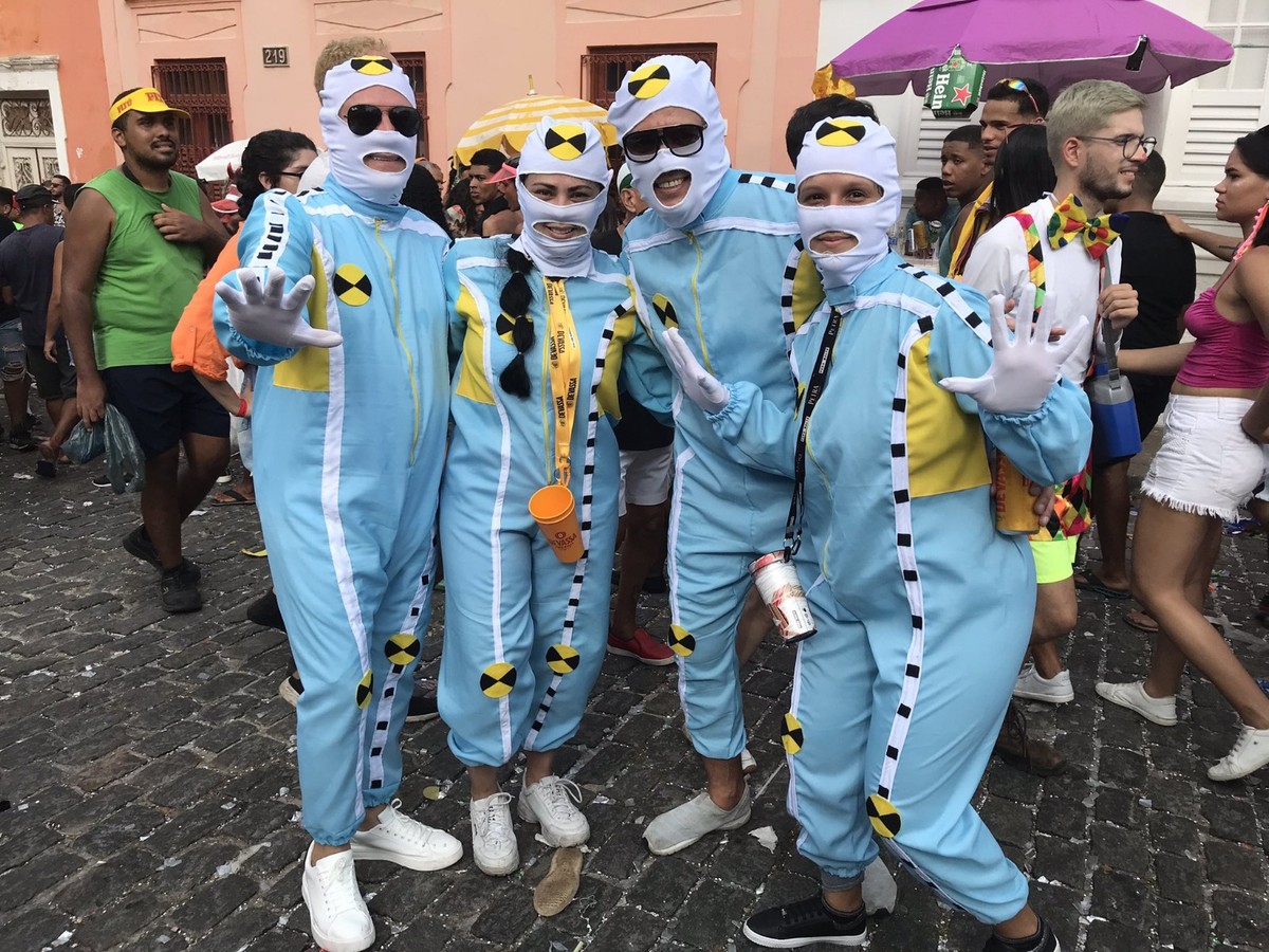 Foliões fantasiados de 'dummy do BBB' desfilam nas ladeiras de Olinda ...