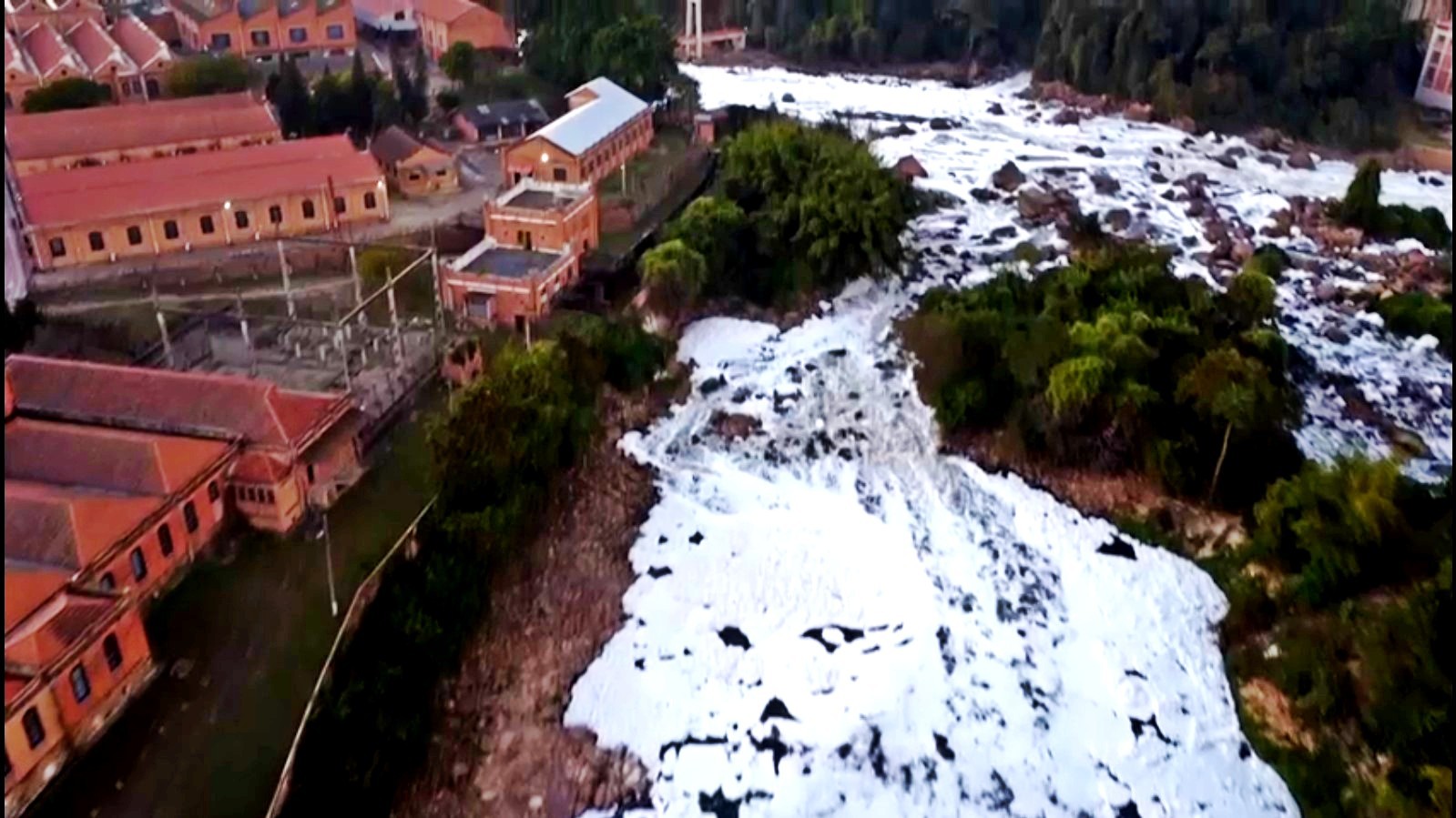 'Mar' de espuma tóxica cobre leito do Rio Tietê em trecho entre Itu e ...