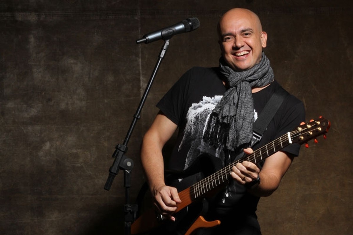 Sandro Balli interpreta músicas de Djavan no Teatro Trianon, em Campos ...