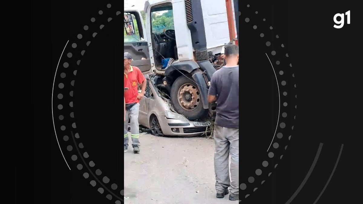 Caminhão perde freio, sai da pista e atinge carros na Grande BH; VÍDEO | Minas Gerais | G1