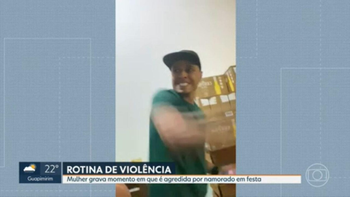 Mulher é agredida com socos no rosto por ex-companheiro em festa; Vídeo | Rio de Janeiro | G1