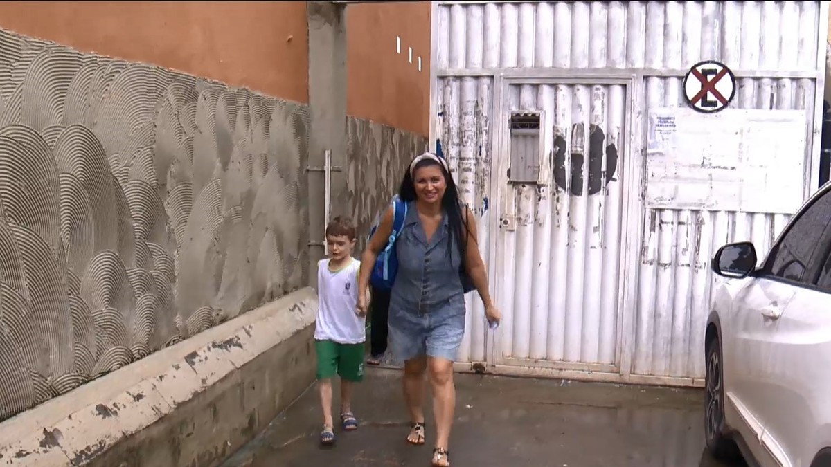 Mãe Passa O Dia Dentro Da Sala De Aula Com O Filho Por Falta De