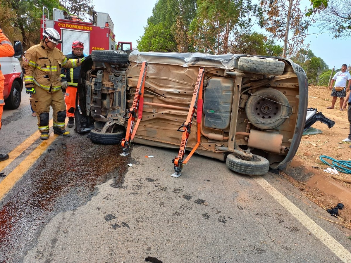Capotamento de carro deixa passageiras presas às ferragens em Carmo do Cajuru | Centro-Oeste | G1