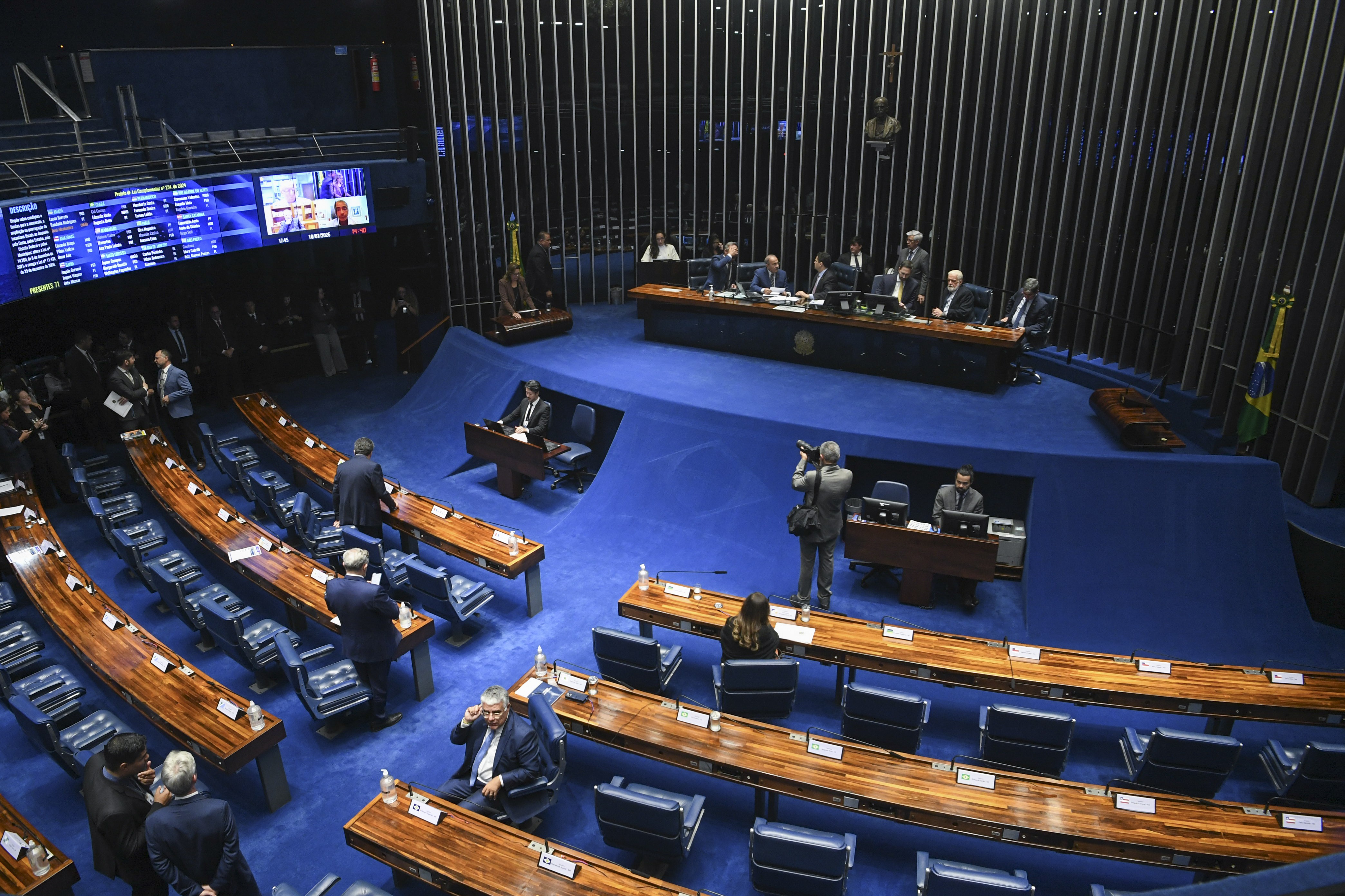 Senado aprova, em 1º turno, PEC que aumenta prazo e institui limite ...
