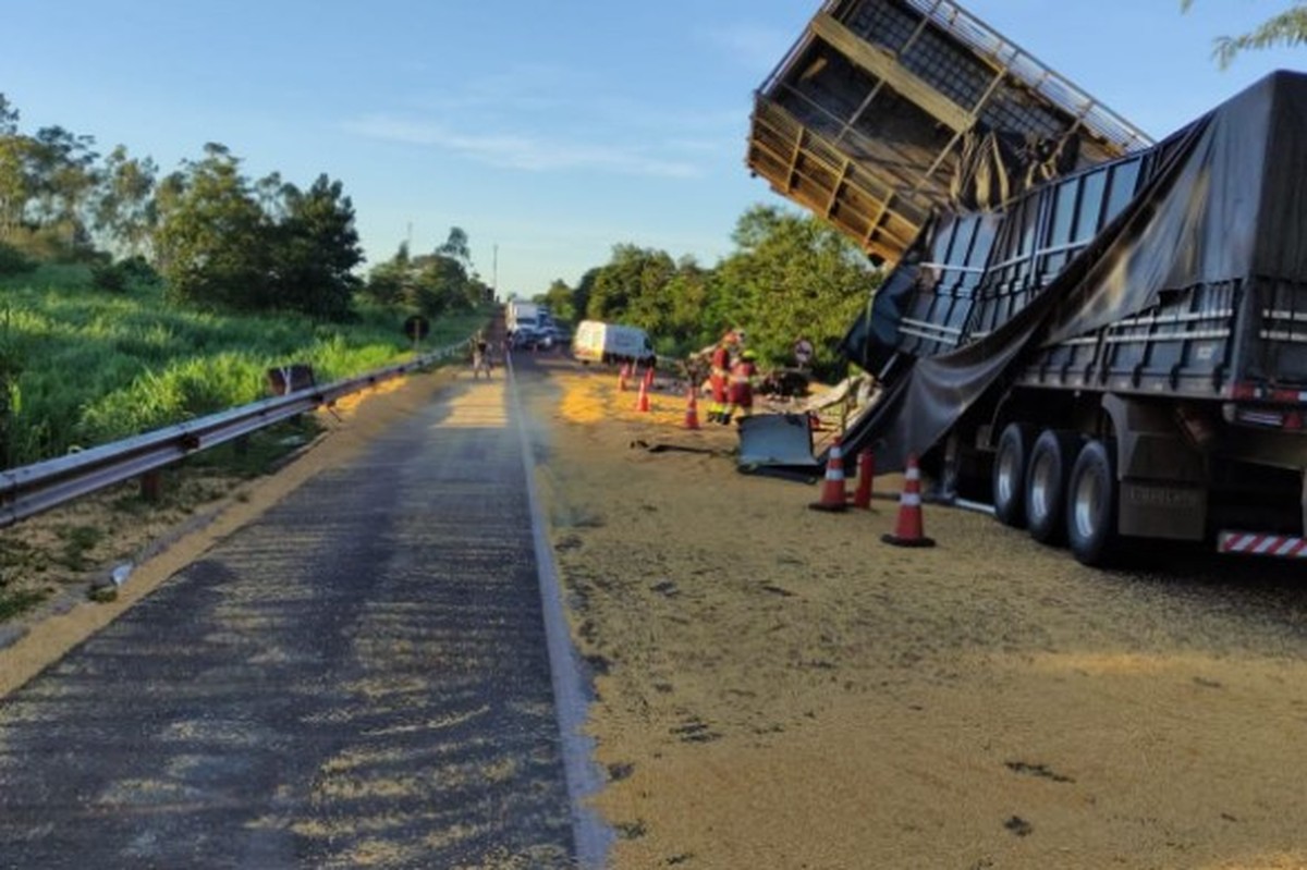 Cinco pessoas morrem em acidente envolvendo duas carretas, caminhão e carro na BR-163 | Mato ...